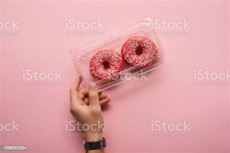 분홍색 배경에 손에 도너츠와 상자를 들고 남자의 자른된 보기 남자에 대한 스톡 사진 및 기타 이미지 남자 도넛 먹기 Istock
