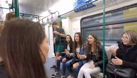 Млади български момичета пея в метрото Видео Има ги още бре Има ги 😱Млади готини хора