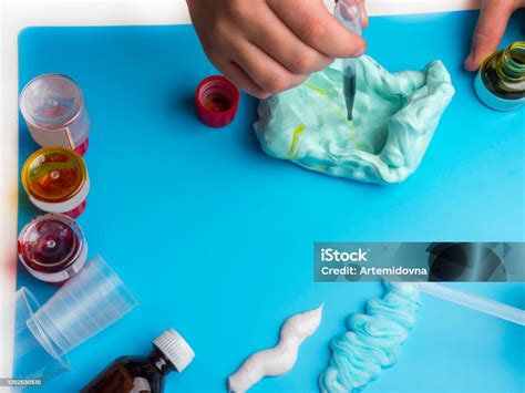 점액을 만드는 구성 요소 아동 교육 개념입니다 파란색 표면 점액 치약 면도 폼 장식 액세서리 파란색 배경에 컬러 페인트 손에 대한 스톡 사진 및 기타 이미지 Istock