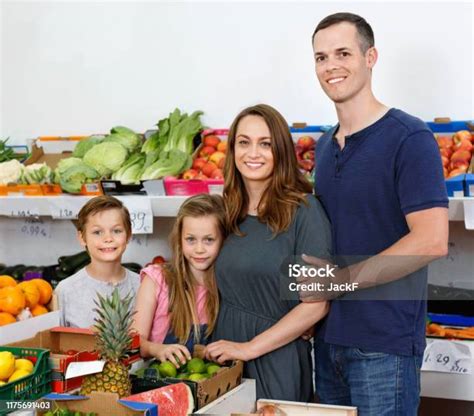 가족 쇼핑 중에 신선한 맛있는 과일을 보여주는 아이들과 함께 웃는 가족 가족에 대한 스톡 사진 및 기타 이미지 가족 음식 감정 Istock