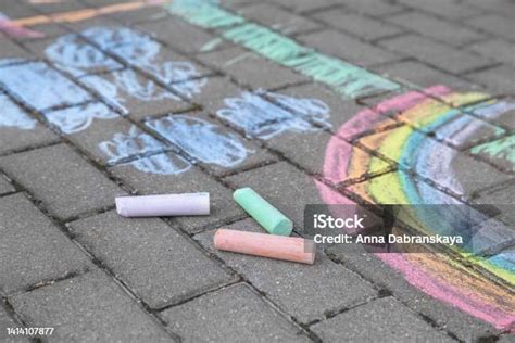 거리의 길에 색칠한 분필로 칠해진 풀과 구름이있는 무지개 0명에 대한 스톡 사진 및 기타 이미지 0명 교육 무지개 Istock