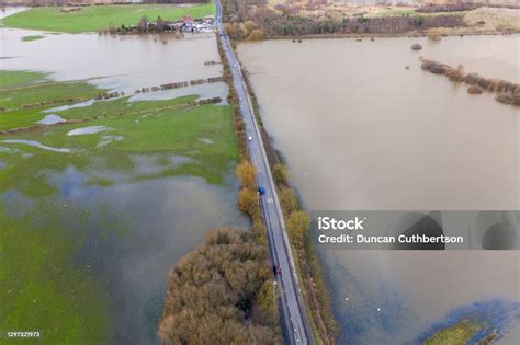 리즈 웨스트 요크셔캐슬포드 근처 앨러턴 바이워터 마을의 공중 드론 사진은 폭풍우가 몰아친 후 큰 홍수가 일어났을 때 에리 강에서 침수된 들판과 농장 집을 보여주고 있다 강에