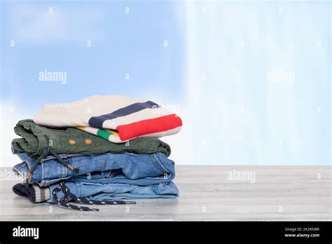 Junge Blaue Hose Grüner Pulli Fotos Und Bildmaterial In Hoher Auflösung Alamy