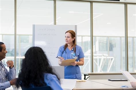 그녀의 뒤에 화이트 보드와 함께 여성 외과 의사는 직원 회의를 리드 프리젠테이션 연설에 대한 스톡 사진 및 기타 이미지 프리젠테이션 연설 간호사 의사 Istock