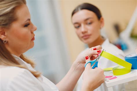 얼굴에 테이프 리프팅 트리트먼트를 적용 아름다운 여자 20 24세에 대한 스톡 사진 및 기타 이미지 20 24세 30 34