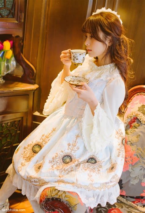 귀 엽 고 사근사근 한 집 여신 하 미 짱 피부 가 하 얗 고 아름 다 워 서 사람 을 감동 시킨다 레이디사진