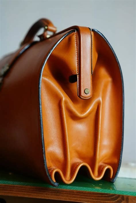 탑에 프레임을 지니고 벌어지면서 형태가 유지되어야 하고 앞뒤의 탄력을 옆에서 어떻게 받아주냐에 대한 구조적인 고려가 필요해 둥근 구의 형태로 만들 수도 있지만 사진처럼