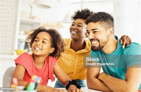 숙제 가르치는 소녀 어머니 교육 아버지 딸 가족 어린 시절 성공 아이 3 명에 대한 스톡 사진 및 기타 이미지 3 명 가정