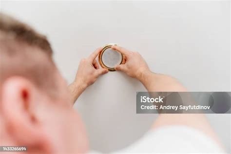 남성 전기 기술자가 스포트라이트 천장 램프의 전구를 바꿉니다 가정 생활에 대한 스톡 사진 및 기타 이미지 가정 생활 가정용 장비 건물 관리 서비스 Istock