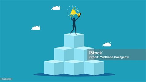 계층의 최상위에 트로피를 들고 있는 사업가 최고의 사업가 컨셉 개발에 대한 스톡 벡터 아트 및 기타 이미지 개발 경쟁 금색 Istock