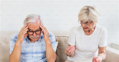 노부부가 말다툼을 하고 있다 두통을 앓고 있는 노인 두 손 사이에 머리를 잡고 있다 남편에게 불만을 품은 숙녀 결혼 문제 사진 Unsplash의 말다툼 이미지