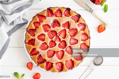 신선한 딸기와 흰색 나무 배경에 딸기 바닐라 스폰지 케이크 또는 파이 여름 디저트 공간을 복사합니다 0명에 대한 스톡 사진 및