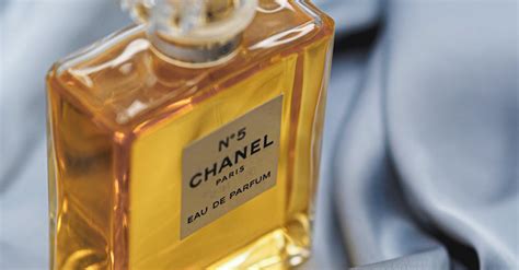 Idf 금 모자 럭셔리 럭셔리한 병 비단 상징적인 샤넬 5 호 셀렉티브 포커스 오 드 퍼퓸 우아한 유럽 유리 병 일드프랑스 정물 파리 파리