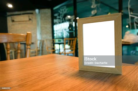 바 레스토랑 카페의 나무 테이블에 서 있는 메뉴 프레임을 조롱한다 텍스트를 위한 공간입니다 Menuâ Mack Up Blank For Text Marketing
