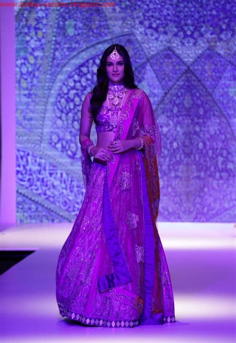 Kriti Sanon Sexy Navel Show In Fashion Show Photoshoot Stills Actress