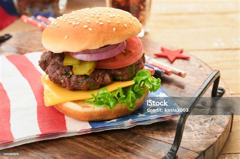 7 월 4 일 미국 독립 기념일 전통 피크닉 음식 아메리칸 버거와 칵테일 미국 국기와 미국 애국적인 피크닉 휴일의 상징은 하얀 나무 배경에 있다 평면도 4에 대한 스톡 사진