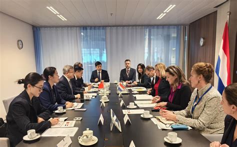 商务部党组副书记、国际贸易谈判代表（正部长级）兼副部长王受文