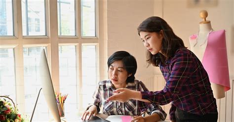 패션 디자이너 창의적인 책상에서 일하는 두 명의 젊은 여성 사진 Unsplash의 태국 이미지