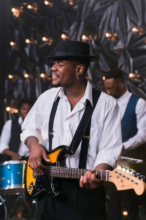 검은 모자 검은 색 멜빵 공연가 공연하는 군중 기타 기타 연주 기타리스트 드러머 라이브 라이브 쇼 라이브 엔터테인먼트 라이브 음악 라이브 이벤트 락