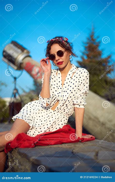 Fille Sexuelle Dans Les Lunettes De Soleil Photo Stock Image Du Charme Mignon