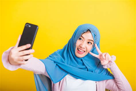 아시아 무슬림 아랍 여자 이슬람 착용 히잡 미소 그녀 복용 만드는 셀카 와 스마트 휴대 전화 25 29세에 대한 스톡 사진 및 기타 이미지 Istock
