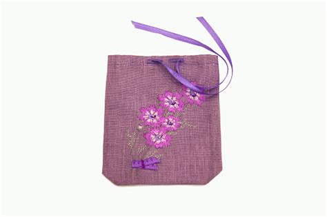 자수 꽃 보관 파우치가있는 보라색 린넨 파우치 말린 허브 향기로운 파우치 인테리어 세부 사항을위한 작은 품목을위한 파우치 흰색 배경에 고립되어 있습니다 가방에 대한 스톡