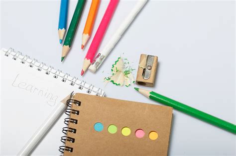 학교와 교육에 대 한 문구입니다 메모장 및 쓰기 및 그리기 연필 연필에 대 한 숫 돌입니다 0명에 대한 스톡 사진 및 기타 이미지 Istock