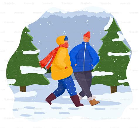 겨울 따뜻한 옷 재킷과 모자를 쓴 행복한 소녀와 남자 눈 덮인 전나무 사이 숲속을 걷는 젊은 성인들 야외 활동 사랑에