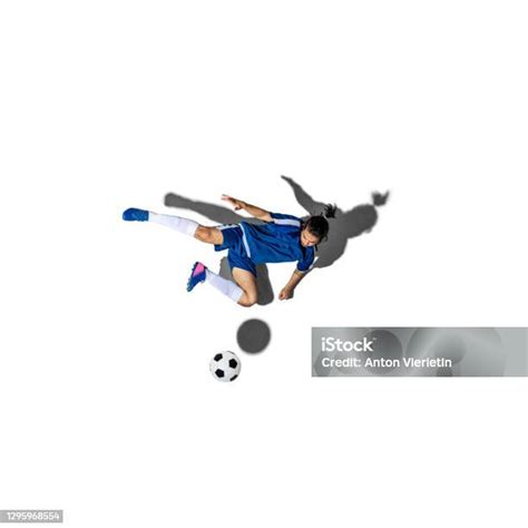 그림자와 흰색 배경 에 고립 된 젊은 남자 축구 선수의 최고 보기 축구에 대한 스톡 사진 및 기타 이미지 축구 20 24세