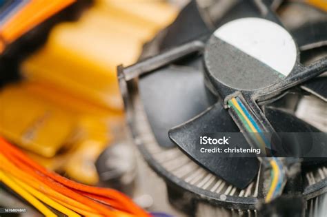 유지 관리 업데이트 시스템 업그레이드 개념입니다 시스템 블록의 먼지로 덮인 부분 오래된 그래픽 카드 데스크탑 컴퓨터 부품 교체