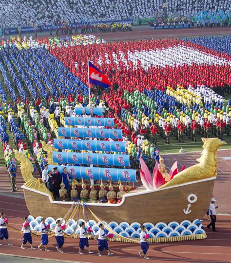 សម្តេចវិបុលសេនាភក្តី សាយ ឈុំ និងសម្តេចចៅហ្វាវាំង គង់ សំអុល អញ្ជើញពិនិត្យការសមសាកល្បងចុងក្រោយ