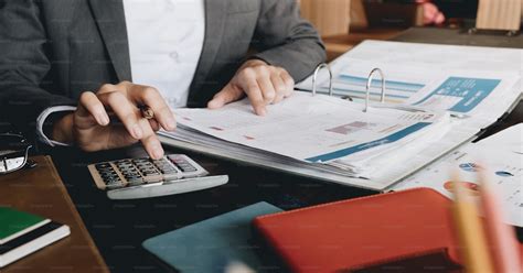 계산기를 사용하여 재무 문서 재무 회계 개념의 숫자를 계산하는 사업가 사진 Unsplash의 문서 이미지