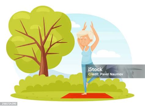 노인 여자 캐릭터 스탠드 에서 요가 포즈 에서 매트 에서 공원 벡터 일러스트 가계에 대한 스톡 벡터 아트 및 기타 이미지 Istock