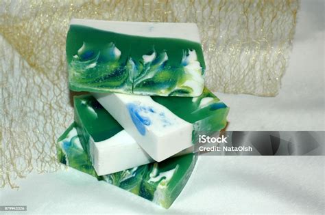 레몬 오일과 바닐라 스파 트리 트 먼 트 수 제 피부 케어 핸드 비누 스파 천연 수 제 비누입니다 비누 만들기 비누의 조각입니다 스파 피부 관리입니다 0명에 대한 스톡 사진