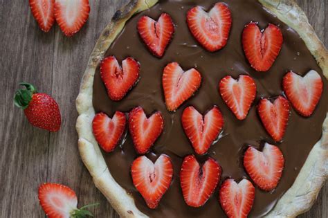 아이 가족 식사를 위한 무지개 피자 조리법 요리의 이미지 건강 한 먹는 채소를 가진 홈메이드 채소 피자 무지개 토마토 후추 달 옥수수 브로콜리 양파 붉은 양배추를 얹은