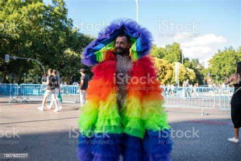 여름날 게이 퍼레이드에서 Lgbt 커뮤니티 도시 거리에서 열리는 프라이드의 달 파티 축하 행사 야외에서 밝은 깃발을 든 사람들 2023년에 대한 스톡 사진 및 기타 이미지