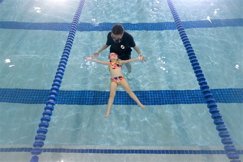 How To Back Float In The Water Big Blue Swim School How To Back Float In The Water Big Blue Swim School