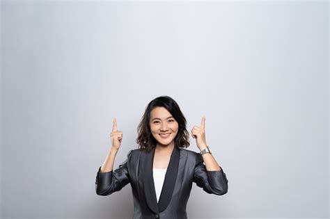 행복한 여자는 흰색 배경을 통해 고립 된 복사 공간을 제시 계획에 대한 스톡 사진 및 기타 이미지 계획 고립 색상 공연 Istock