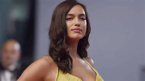 Ирина Шейк в мини юбке из красной кожи с обнаженными ягодицами и без