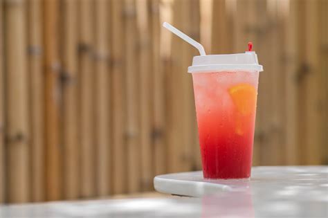 신선한 핑크 레모네이드를 얹은 달콤한 물로 장식된 라즈베리를 곁들인 얼음 갈색 색상 배경 사탕 여름 복사 공간을 복사합니다 0