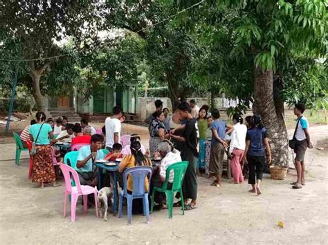 ဆားလင်းကြီးရှိ စစ်ဘေးရှောင် ပြည်သူများကို အစားအသောက်များ ကျွေးမွေးလှူဒါန်း Khit Thit Media