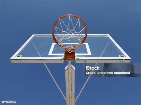 하늘 배경의 야외 코트에 그물이있는 농구 후프 아래에서 볼 수 있습니다 0명에 대한 스톡 사진 및 기타 이미지 0명 Championship 거리 Istock