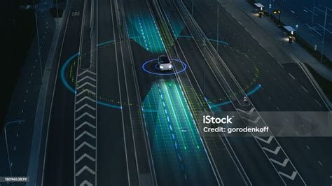 공중 드론 뷰 도시 고속도로를 달리는 자율 주행 자동차 시각화 개념 차량 위험 속도 제한에 대한 전방 도로를 스캔하는 센서 저녁 도시 진입로 차에 대한 스톡 사진 및 기타