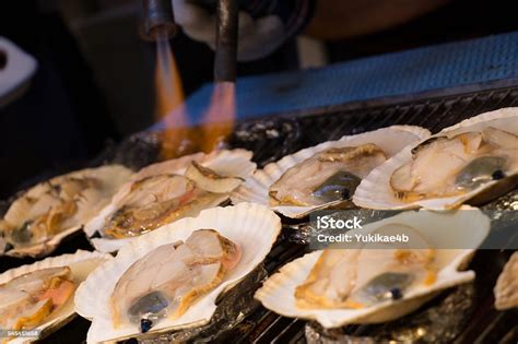 그릴도 및 굽기 굴 플레이밍 작업현장에에서 야마나시 아침입니다 가리비에 대한 스톡 사진 및 기타 이미지 가리비 갑각류 게 Istock