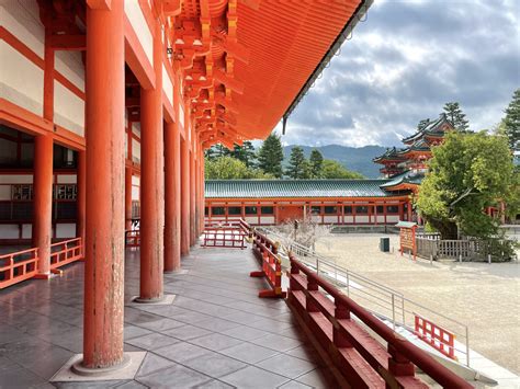 平安神宮復元された応天門大極殿で体感平安貴族の 政務 と 儀式 史跡ナビ
