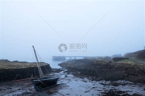 在苏格兰一个迷雾笼罩的海滩上高清图片下载 正版图片507448124 摄图网