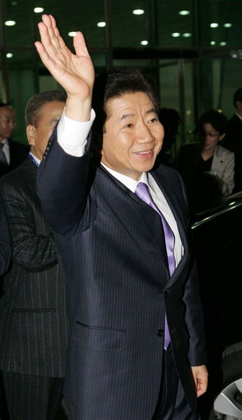 노무현사료관 제86회 전국체전 개막식을 마치고 차에 오르기 전 손을 들어 인사하는 노무현 대통령 노무현사료관 제86회 전국체전 개막식을 마치고 차에 오르기 전 손을 들어 인사하는 노무현 대통령