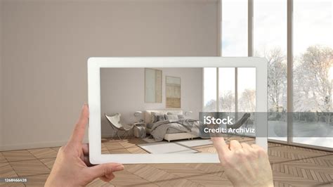 증강 현실 개념 쪽모이 세공 바닥 현대적인 흰색 침실과 빈 인테리어에서 가구 및 디자인 제품을 시뮬레이션하는 데 사용되는 Ar 응용 프로그램과 핸드 홀딩 태블릿 가구에 대한