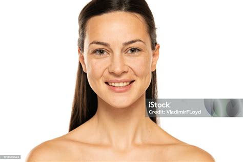 흰색 배경에 긴 머리카락을 가진 메이크업이없는 젊은 행복한 여성 30 34세에 대한 스톡 사진 및 기타 이미지 30 34세 갈색 머리 긍정적인 감정 표현 Istock