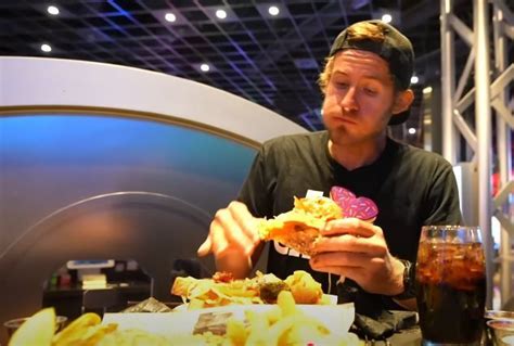 Блогер зїв понад 50 000 калорій за добу — Цікaвинки